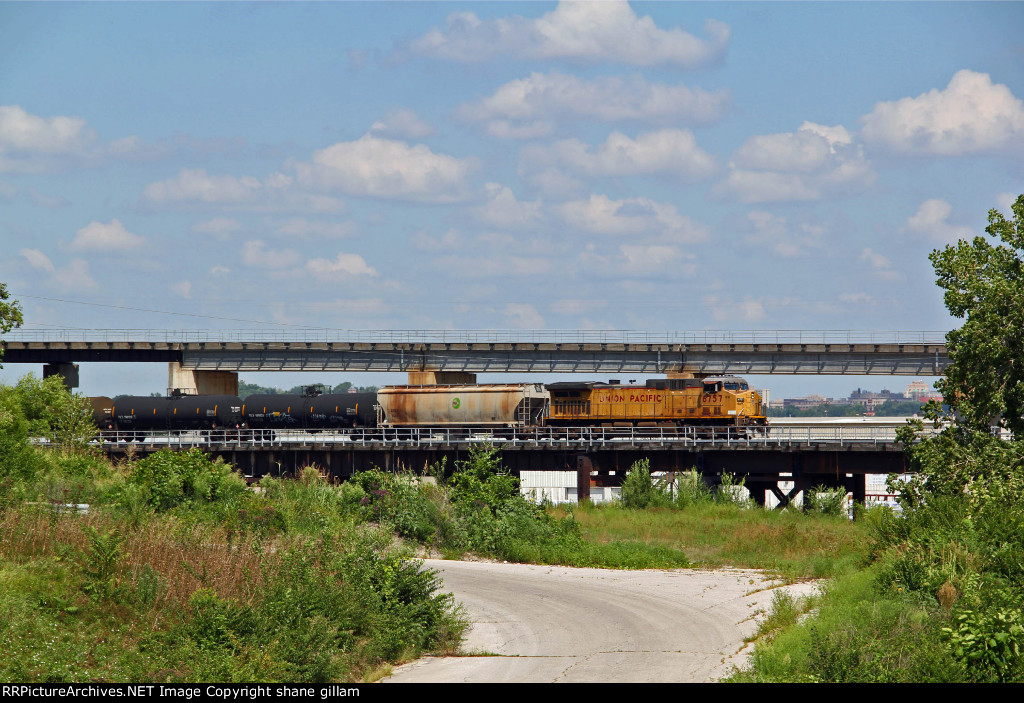 UP 6757 leads a solo Entanol train EB.